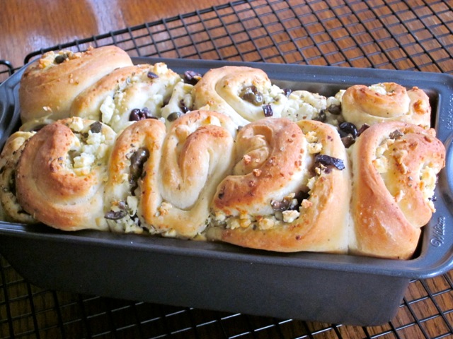 Feta and Olive Pull-Apart Bread – My Favourite Pastime
